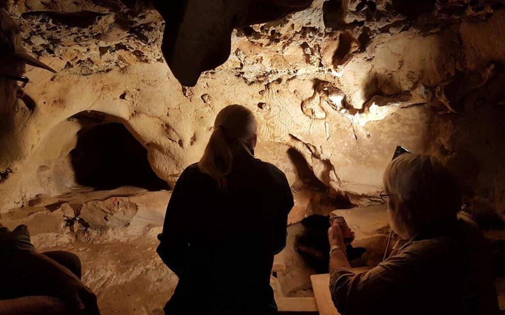 57,000-year-old Neanderthal Engravings Uncovered in a French Cave ...